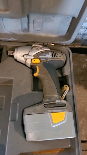 Mastercraft maximum half-inch impact with charger and two batteries